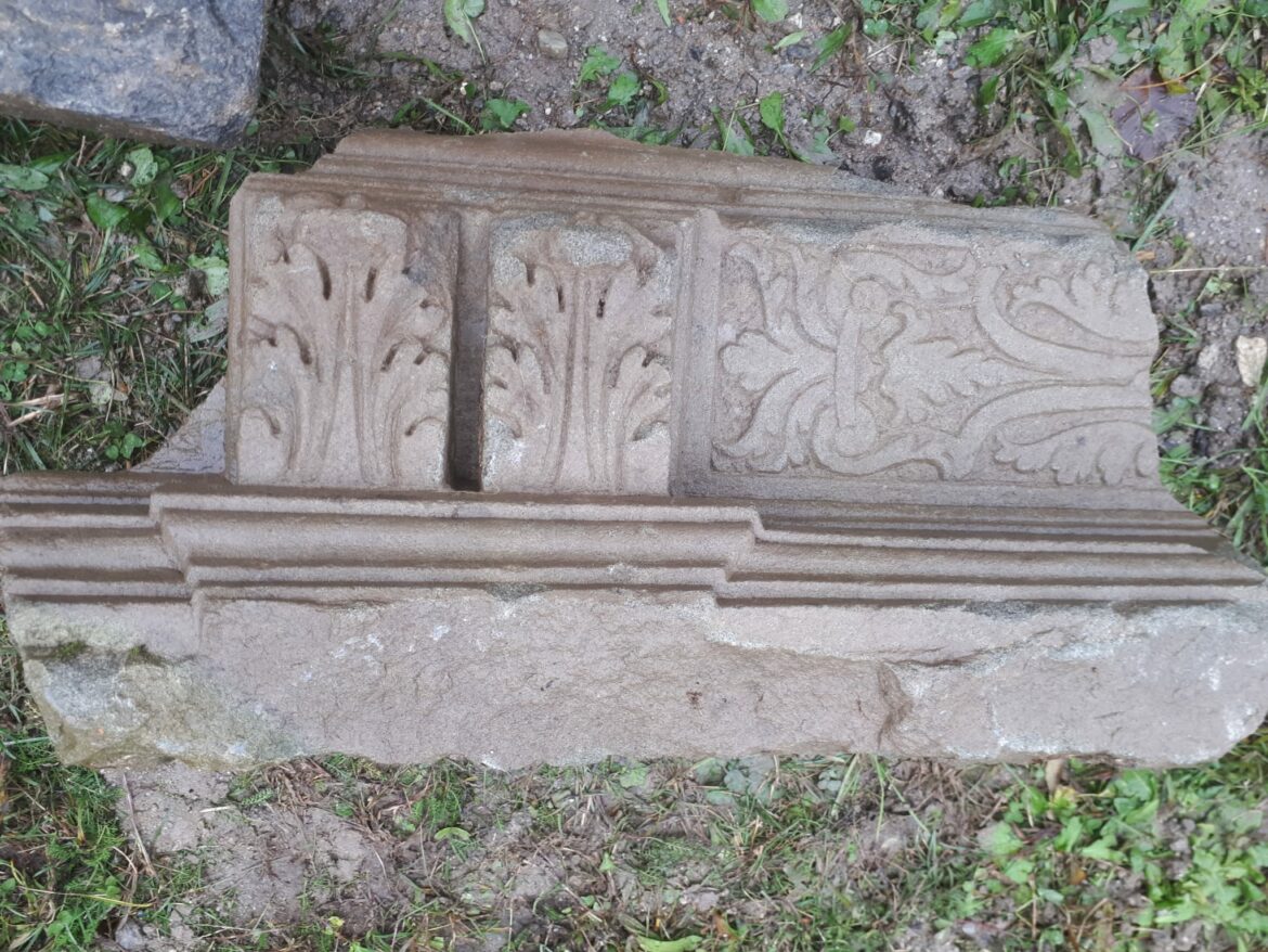 PIURO, RINVENUTE COLONNE IN PIETRA E STATUE DALLO SCAVO ARCHEOLOGICO La ...
